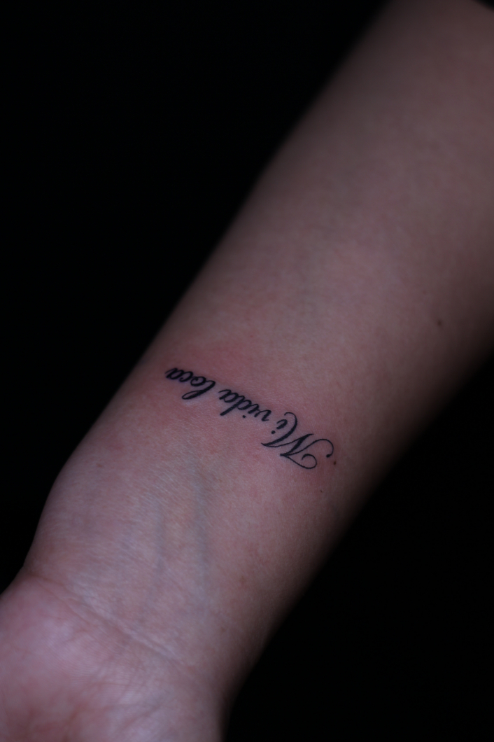 表参道 レタリングタトゥー｜手首内側のファインライン｜タトゥースタジオ Fine line lettering tattoo on inner ...