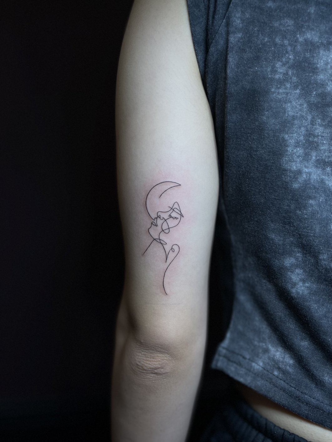表参道 三日月×横顔のラインワークタトゥー｜ファインライン対応 タトゥースタジオ Crescent Moon Linework Tattoo ...